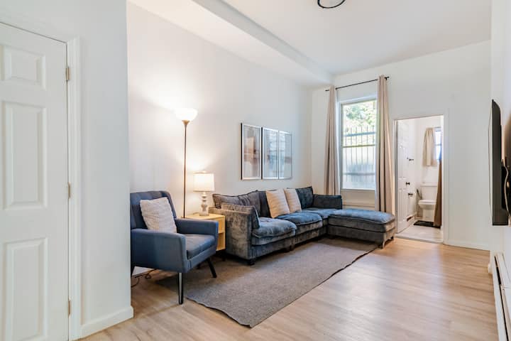 Entire 6 Bedroom Home- 2 Floors- 3 Living Rooms - Newark, NJ