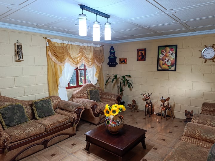 Acogedora Casa Rústica Con Balcón Y Jardín - Gualaceo