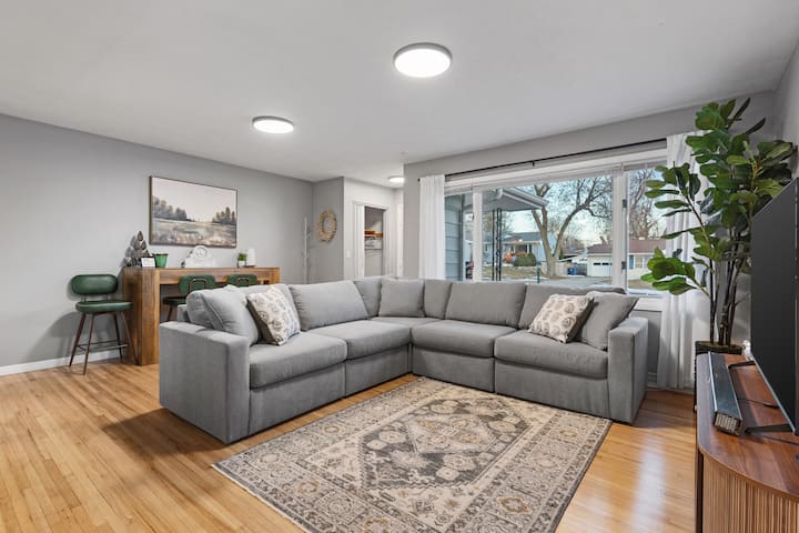 Central 4br Gem: Shop, Dine, & Relax - Sioux Falls, SD
