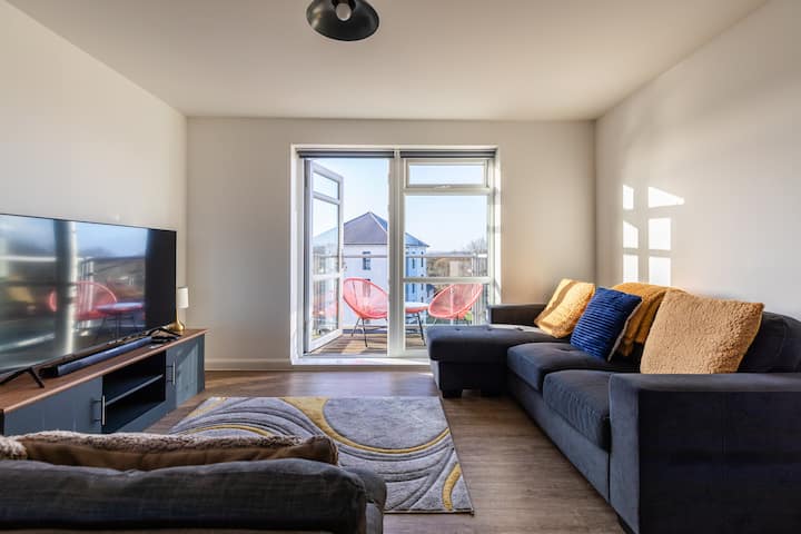 Bright & New 2-bed Flat With Balcony & Parking - Bristol