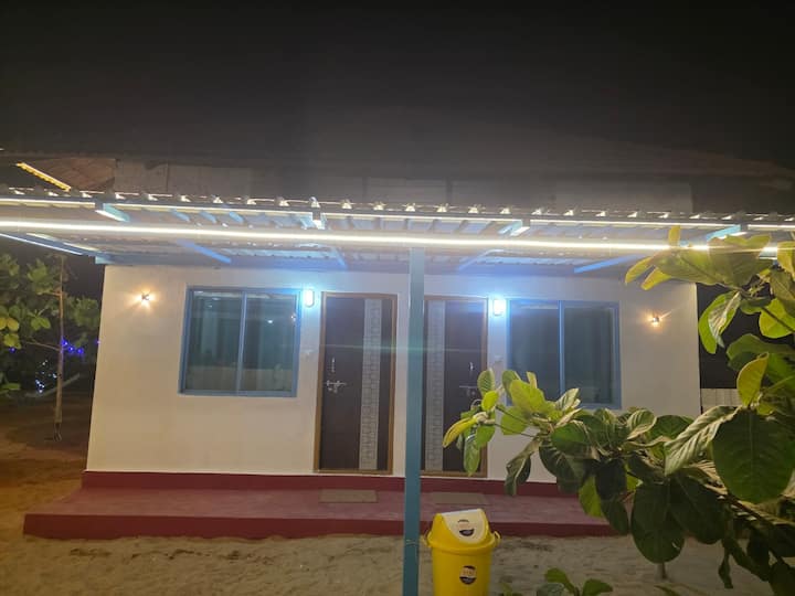 Single Bedroom With 1 Queen Bed And 1single Bed - Kumta