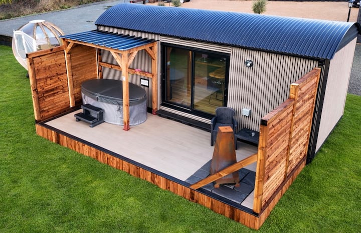 Swallows Sanctuary • Lakeside Hut • Sauna, Hot Tub - United Kingdom