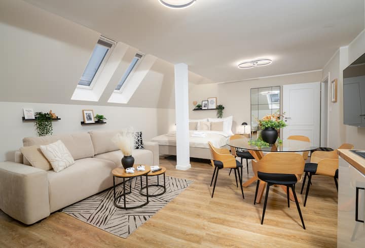 Boutique Studio | Central, Netflix, Xbox & Games - Praha