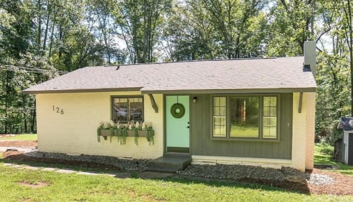 Charming Brick Cottage In A Serene Setting. - Morganton, NC