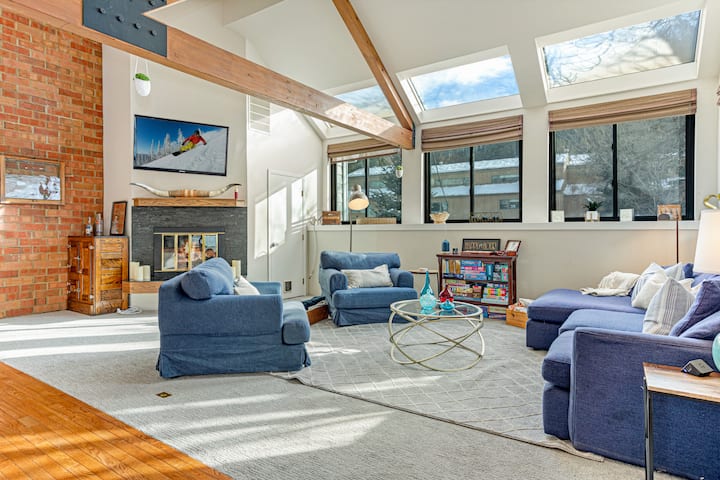 Warm Mountain Home - 2 Minute Walk To Ski Shuttle - Avon, CO