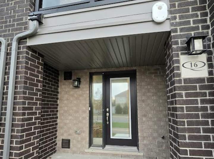 Cozy Retreat Home, Steps From Everything - Pickering