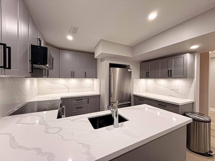 2-br Suite | Private Entrance | Parking |Pond View - Milton