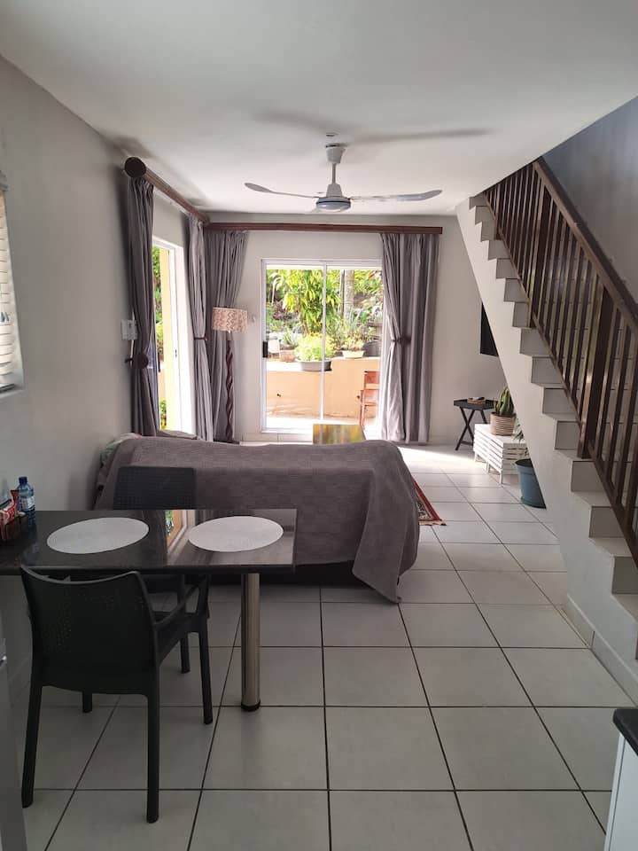 Cozy Herrwood Hideaway In Umhlanga Rocks - Umhlanga