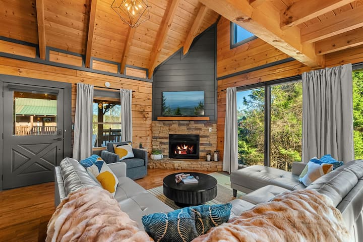 Themed 6br Cabin | Hot Tub, Game Room, Fire Pit - Pigeon Forge, TN