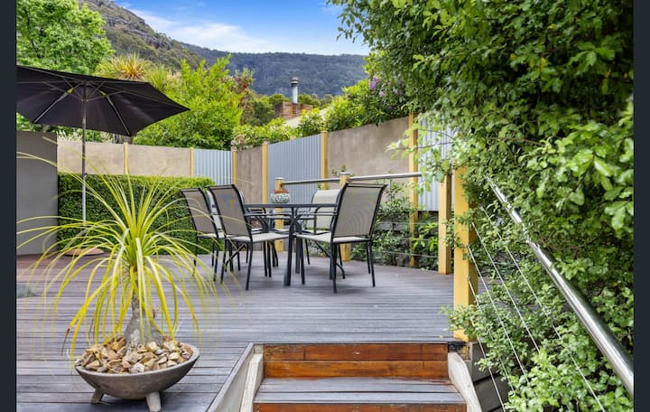 Luxury Spa Villa - Mountain Views Right In Town! - Halls Gap