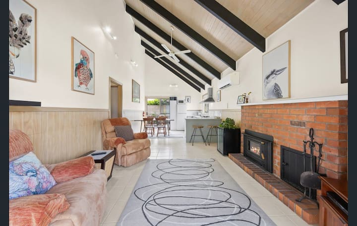 Luxury Spa Villa - Mountain Views Right In Town! - Halls Gap