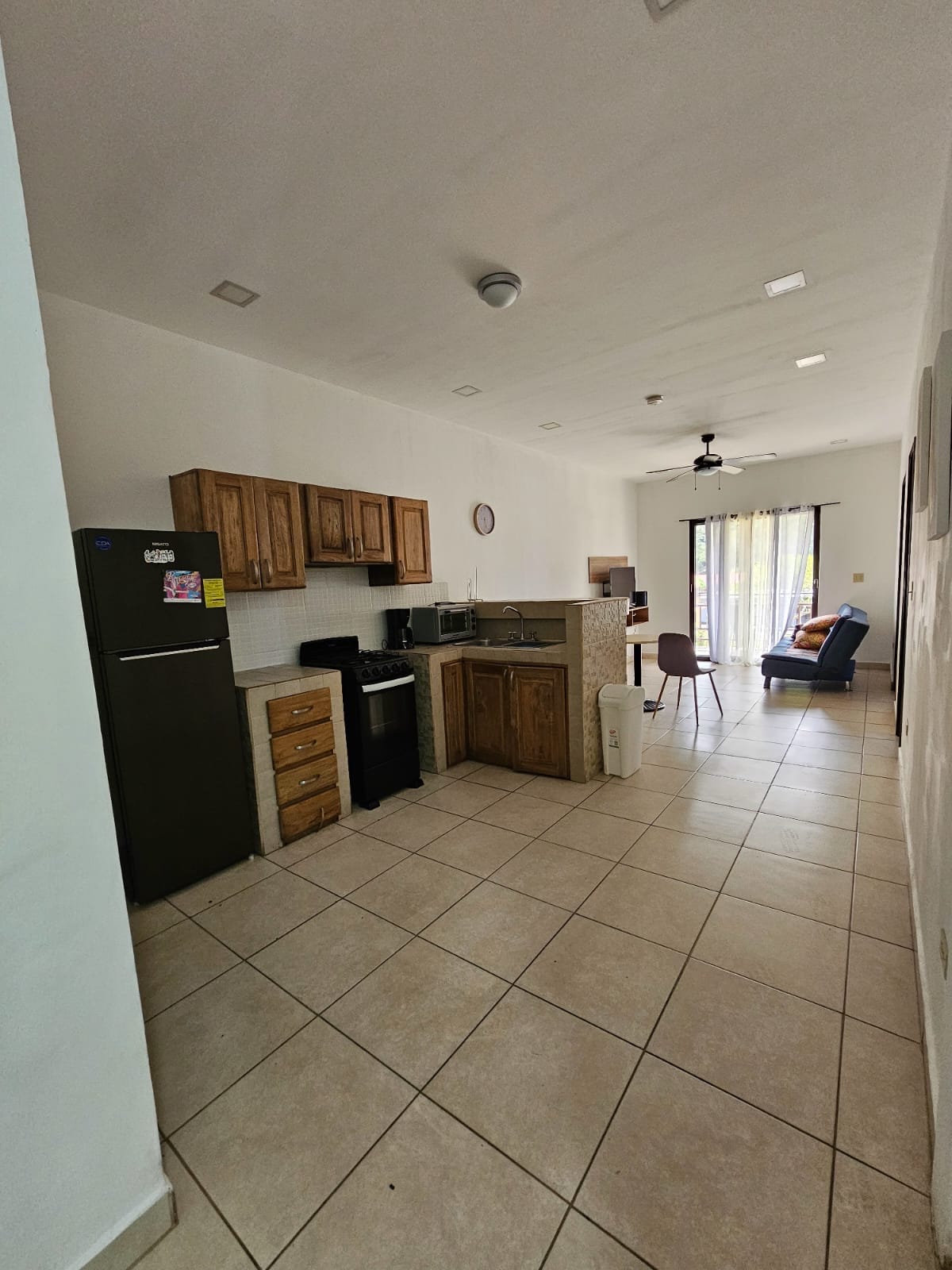 Vue sur la montagne du centre-ville de Boquete avec terrasse ...