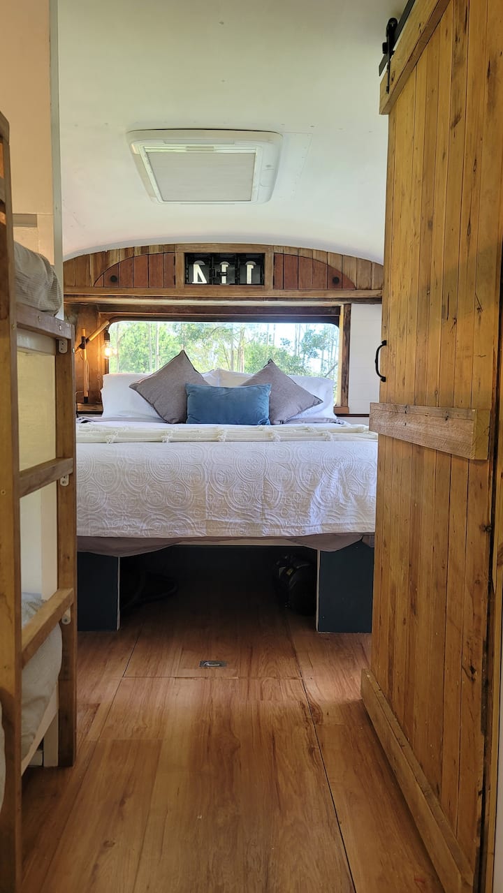 Molly the Bus en Happy Goat Farm - Mini casas en alquiler en Moorland ...