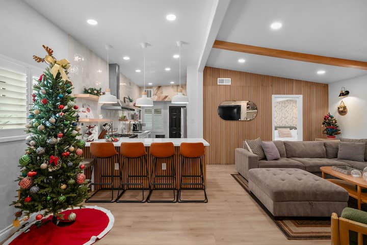 Cozy & Modern Anaheim Home Near Disney! - Anaheim, CA