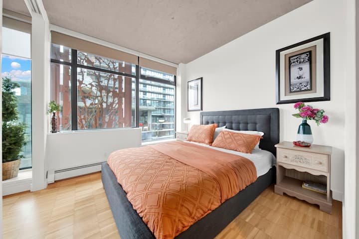 Cozy Gastown Condo | Views, Central & Walkable - Vancouver