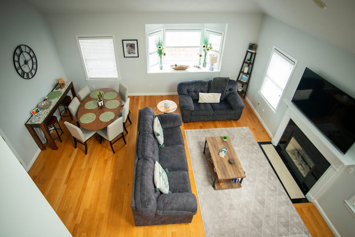 Spacious Coastal Townhome | Deck & Parking - Marblehead, MA