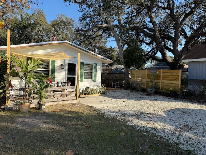 Cozy Sponge Docks Cottage - Anclote Key Preserve State Park, Tarpon Springs