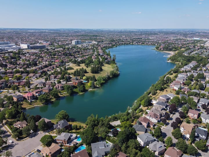 Steps To The Beach & Professional Lake - 3 Br Home - Brampton