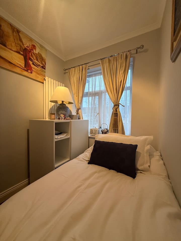 Cosy, Bright Room Near Station - Enfield