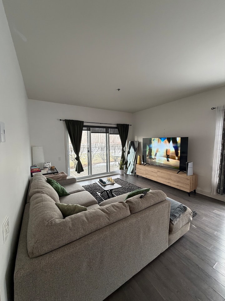 Beautiful 2 Bedroom Condo Near St-hubert Airport - Longueuil
