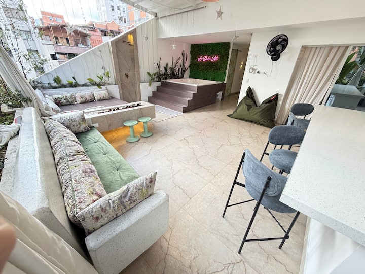 Modern Laureles Mega Home: 8br Sleeps 20 & Jacuzzi - Medellin, Antioquia, Colombia