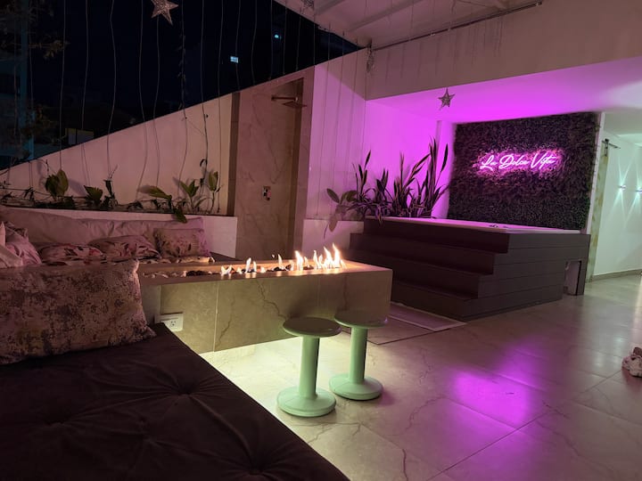 Grand Laureles Mansion | 8br W/ Terrace & Jacuzzi - Medellín
