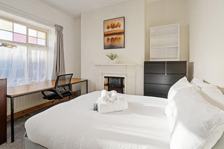 Large 5-bed House Perfect For Contractors & Groups - Stockport