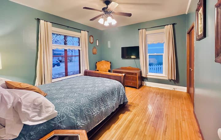 Private Room In Historic Travel Nurse Home - Wausau, WI