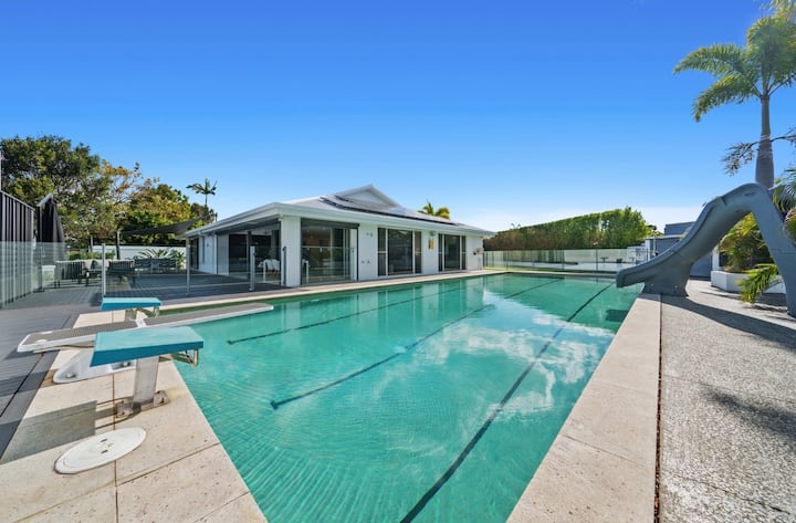 The Waterfront Retreat - Sleeps 14 - Gold Coast