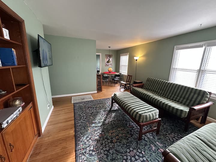 Private Home In The Heart Of It All - Kansas City, KS