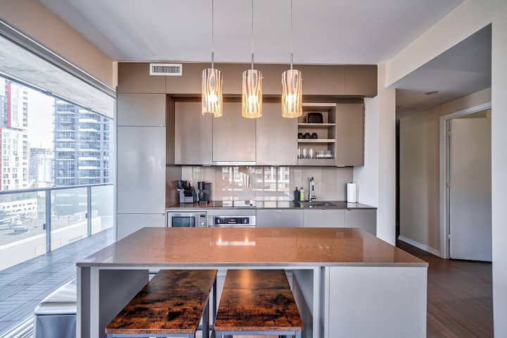 Mordern Downtown Condo With Parking 2bed-2bath - Toronto