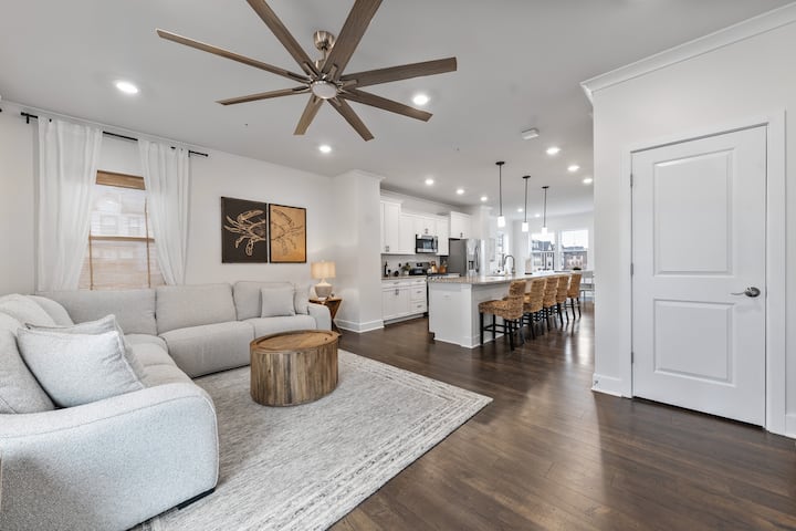 The Marilyn House | Deck, Grill, & Marina - Glen Burnie, MD