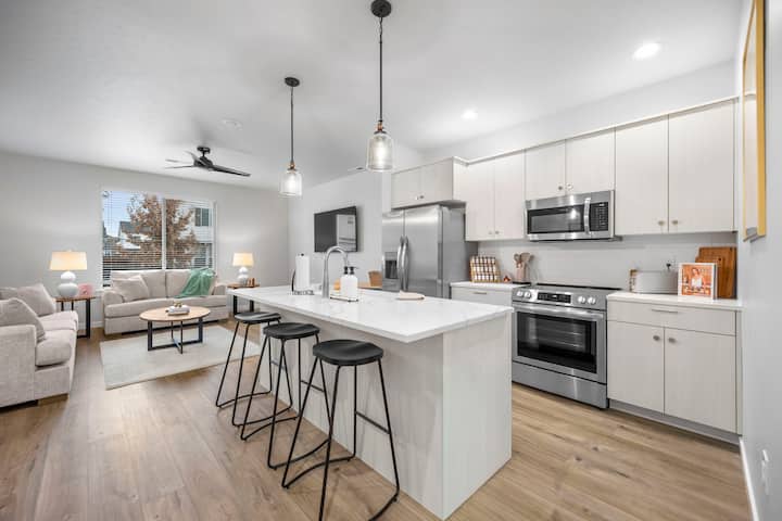 Boise's Birdhouse-3 Bedroom Townhome Near Airport - Boise, ID