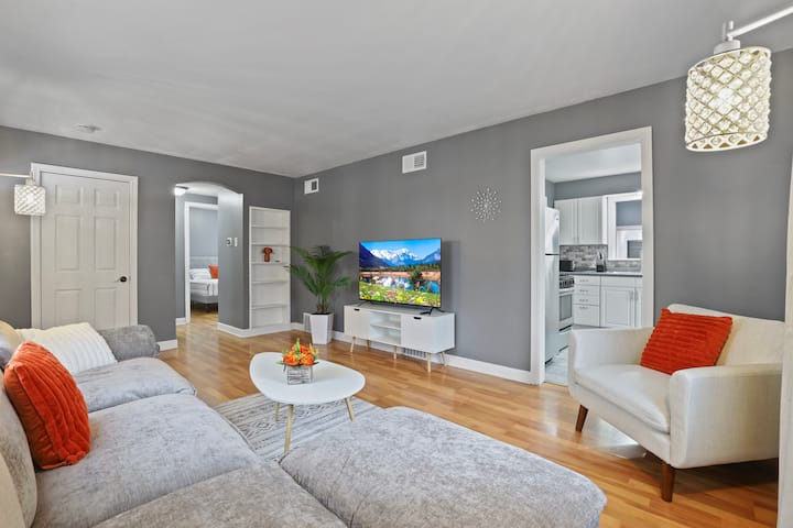 The Den: 2br-1bt W/ 2 Living Rooms - Homewood, IL