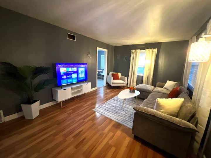 The Den: 2br-1bt W/ 2 Living Rooms - Homewood, IL