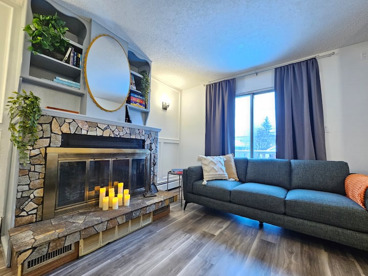 Whimsy Group Retreat, Easily Sleeps 14, Near Whyte - Edmonton