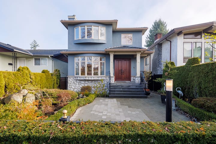 Elegant 4br Retreat | Fireplace + Tub - Vancouver