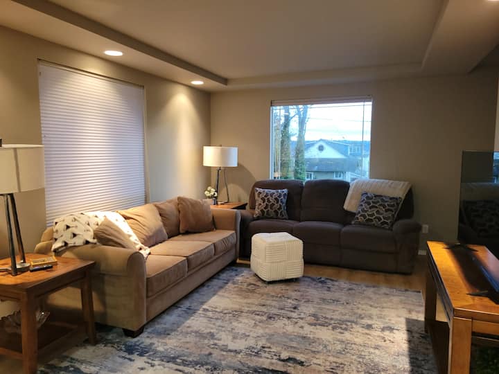 Cozy 2 Bedroom Home With View Of Manette Bridge - Bremerton, WA