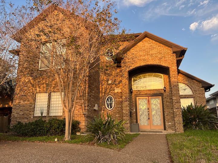 King Bed Custom Home By Bay In Cul-de-sac - Corpus Christi, TX