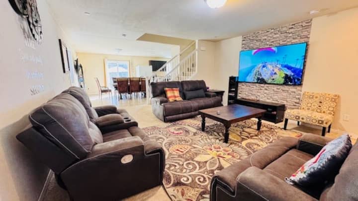 Spacious 4-br Home W/ Suite Near Palm Springs - Banning, CA