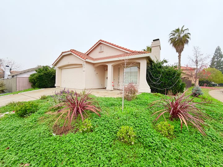 Cozy 3-bed, 2-bedroom, 1-bath Home - Roseville, CA