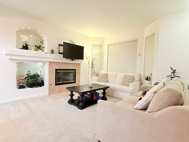 Cozy 3-bed, 2-bedroom, 1-bath Home - Roseville, CA