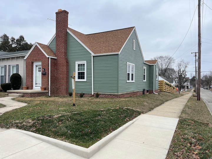 The Corner Cottage - White Rock Park, St Paul