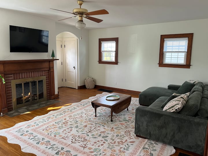 The Corner Cottage - White Rock Park, St Paul