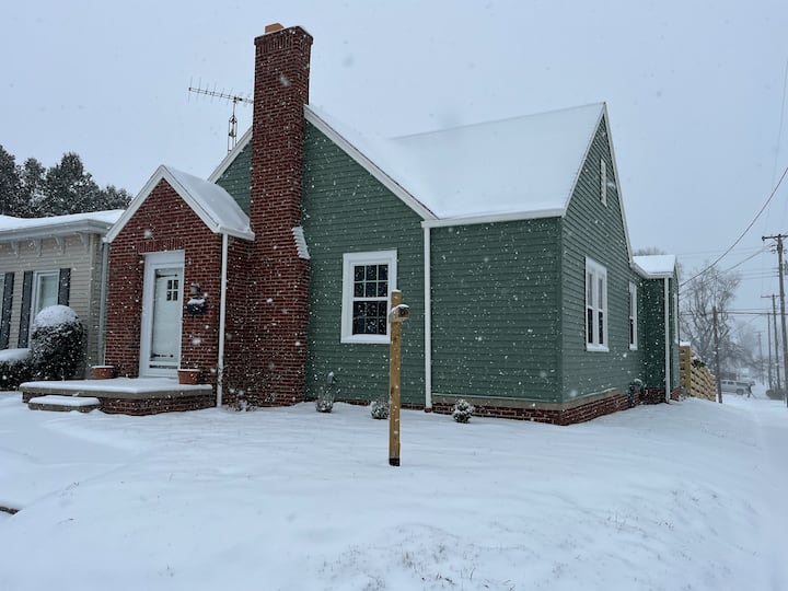 The Corner Cottage - White Rock Park, St Paul