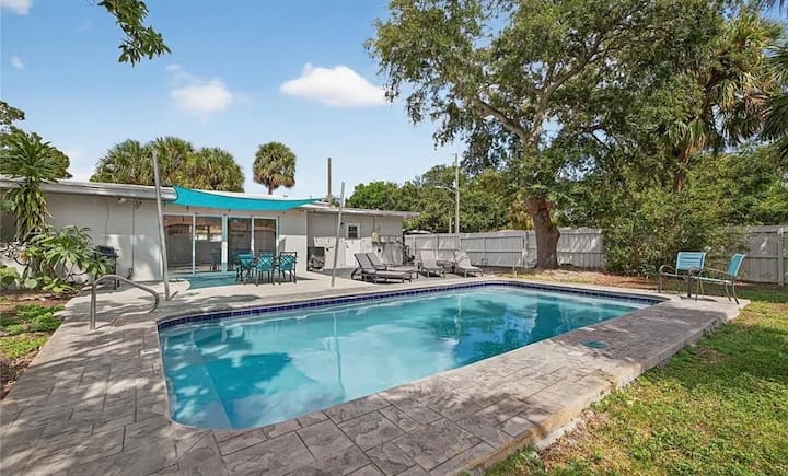 Beach Oasis With Heated Pool And Newly Upgraded! - St. Pete Beach, FL