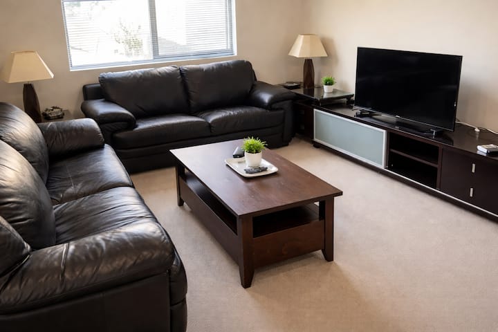 City 3br 3 Ensuite Townhouse W/parking & Balcony - 애들레이드