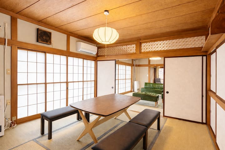 寝室4部屋大型一軒家/日光駅から徒歩約7分最寄バス停1分/max12名貸切ヴィラ・自然散策にも便利 - Nikko