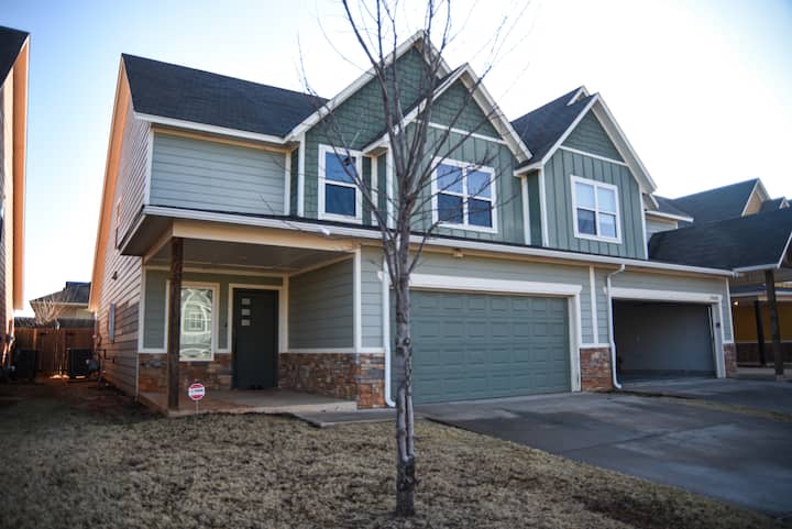 10br Edmond Duplex | 2 Homes + 2 Kitchens - Edmond, OK