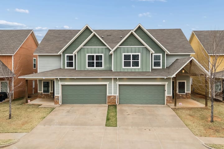 10br Duplex For Groups | Sleeps 20+ | 2 Kitchens | - Edmond, OK